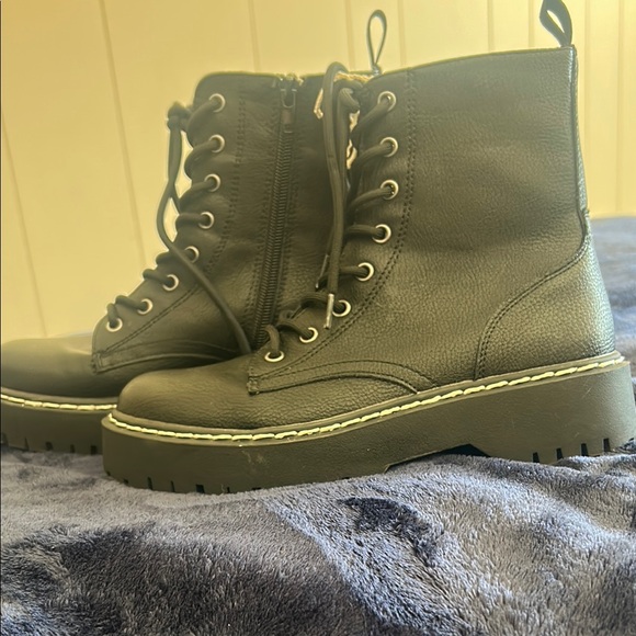 Sincerly Jules | Shoes | Sincerely Jules Green Combat Boots With Chunky ...